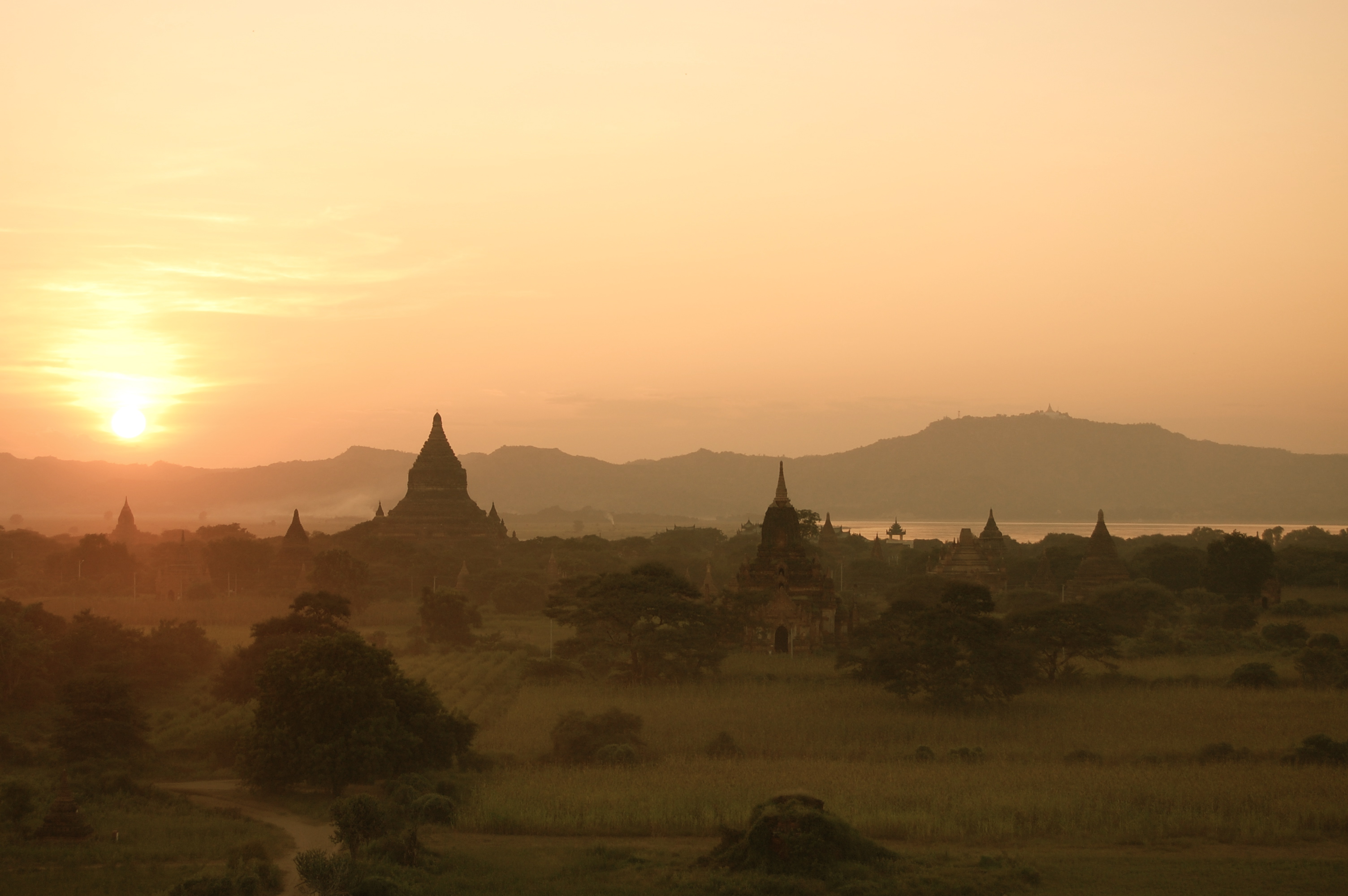 La mejor puesta de sol de la vieja Birmania. Bagán (Myanmar)