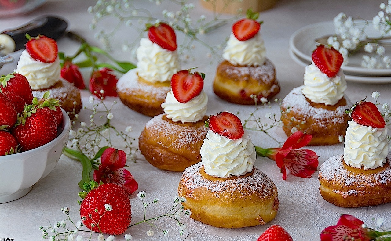Donuts-Rellenos-de-Mermelada-de-fresas-con-NATA decorated with strawberries