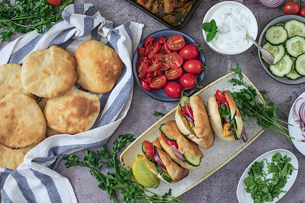 receta fácil de shawarma de pollo en pan de pita casero con salsa de yogur