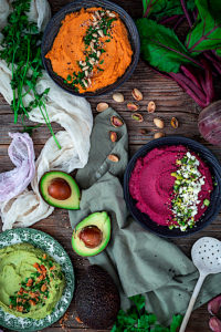 Trío de hummus: remolacha, aguacate y pimiento asado