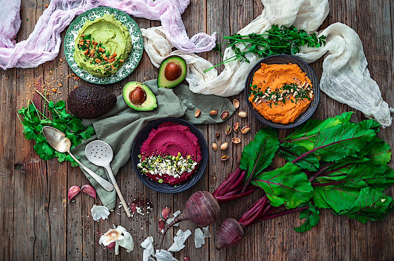 Trío de hummus: remolacha, aguacate y pimiento asado