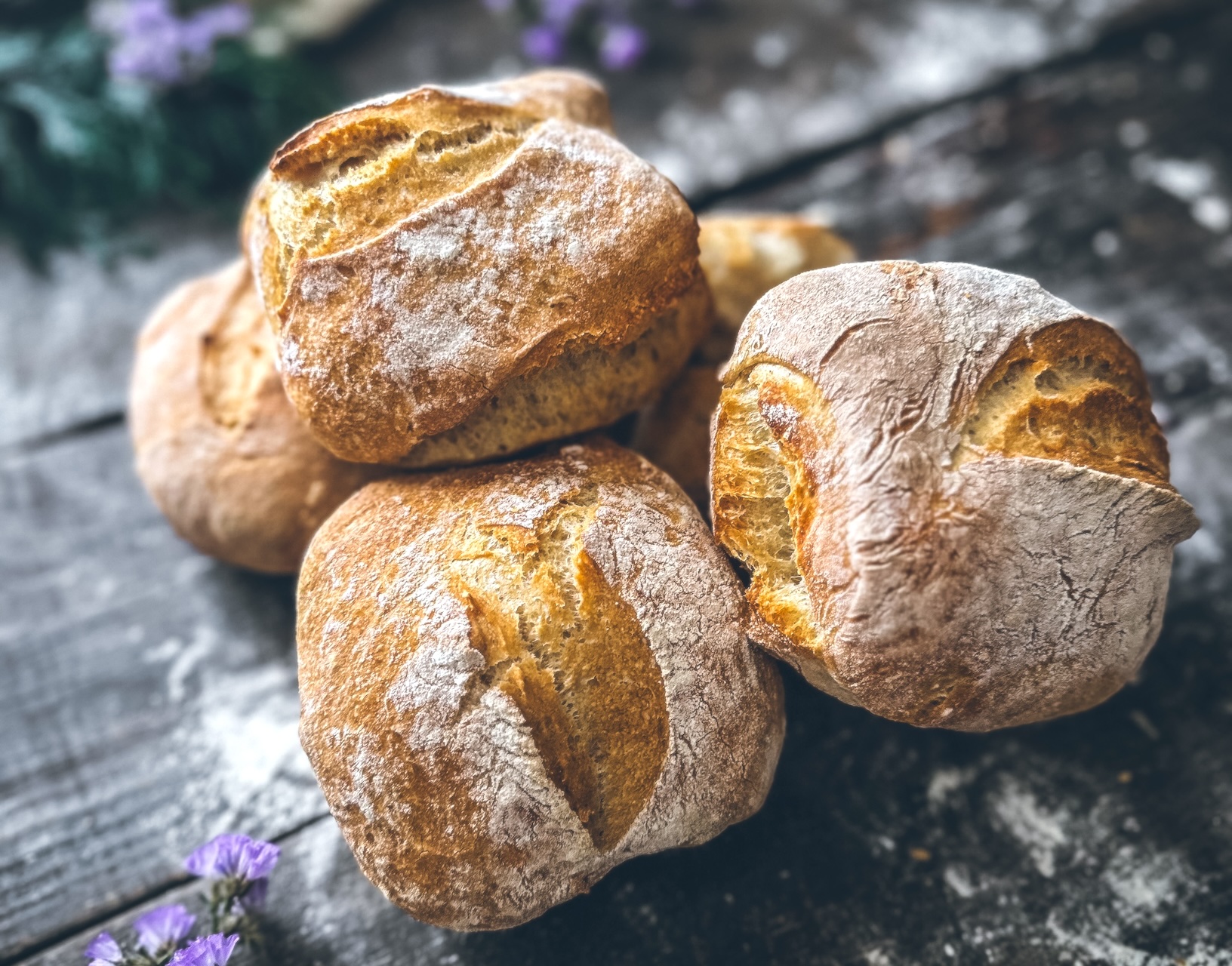 Pan rústico sin amasado y sin masa madre, hecho a mano con amor